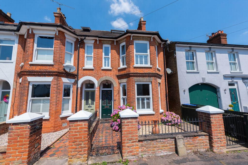 Cross Street, Farnborough, GU14 3 bed semi-detached house - £575,000