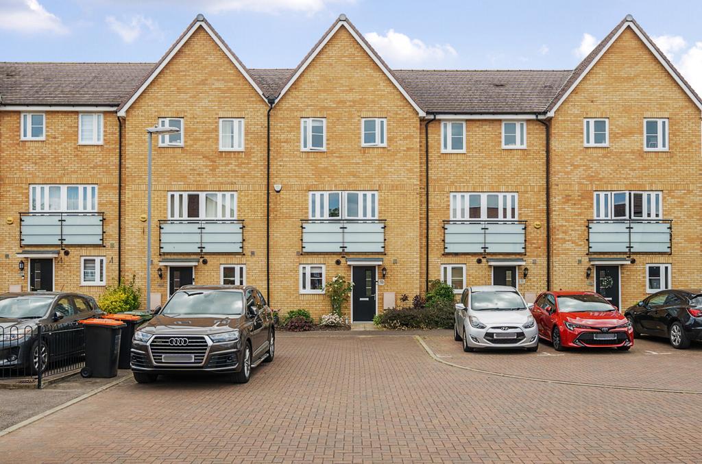 Wolseley Drive, Bedfordshire LU6 3 bed terraced house - £360,000