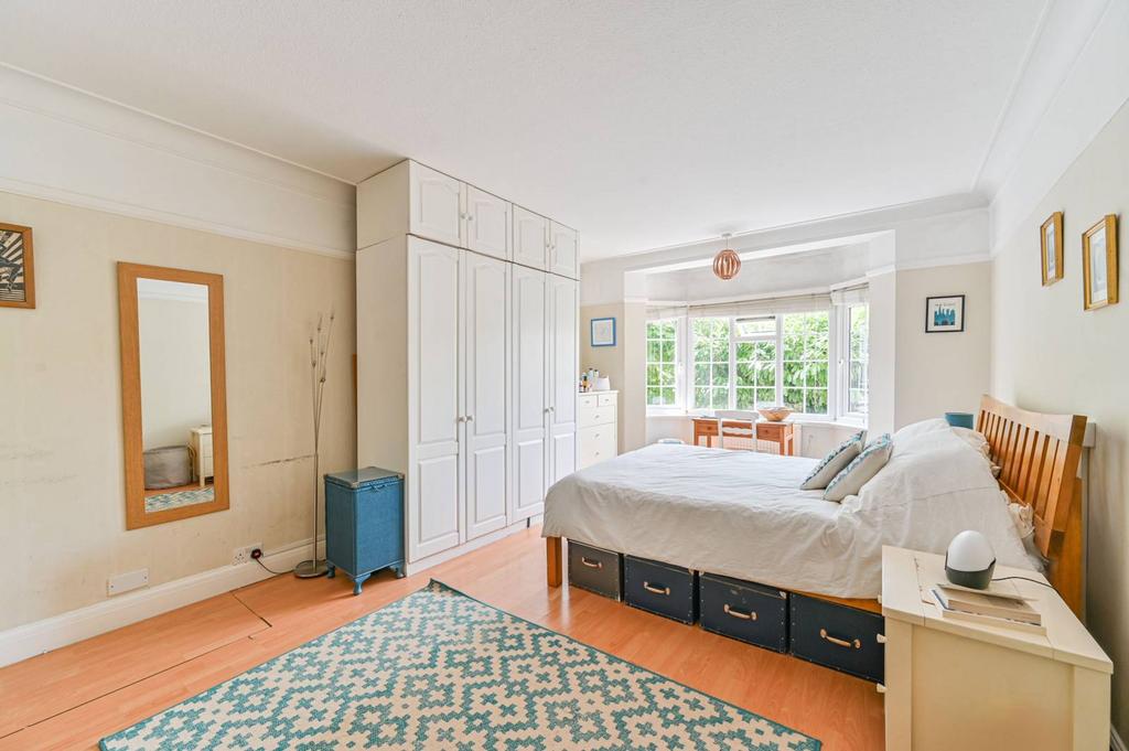 Babington Court, Streatham, London, SW16 2 bed flat - £2,150 pcm (£496 pw)