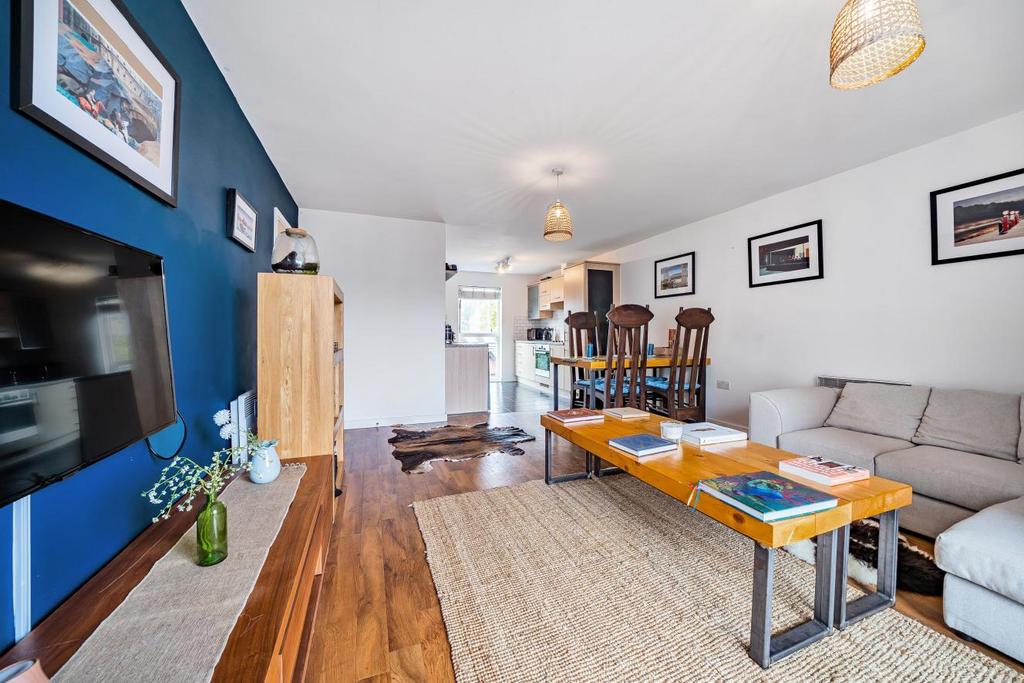 Furmage Street, Earlsfield 2 bed flat - £500,000