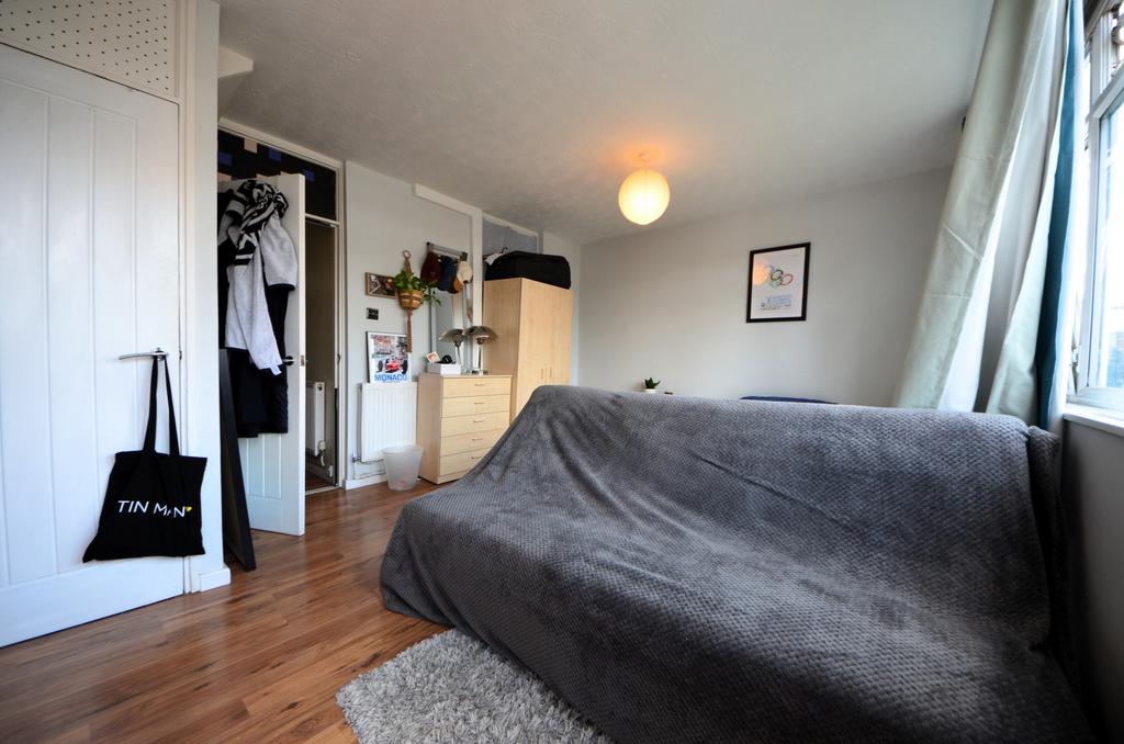 Anthony Cope Court, Chart Street... 4 bed apartment - £3,683 pcm (£850 pw)