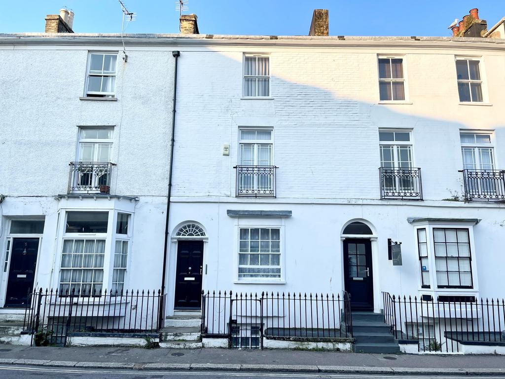 6-7 Russell Street, Dover, CT16 2 bed flat - £875 pcm (£202 pw)