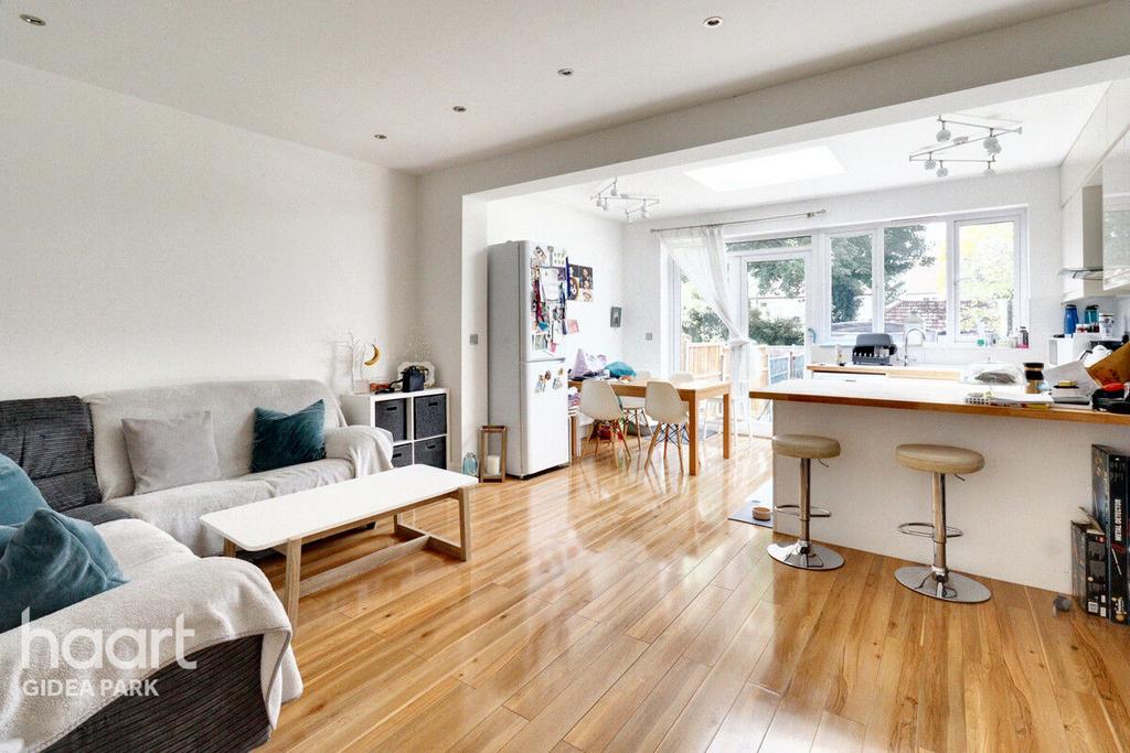 Glenwood Drive, Gidea Park, RM2 5AR 3 bed terraced house - £500,000