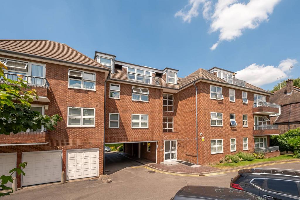 Hendon Lane, Finchley, London, N3 3 bed flat - £915,000