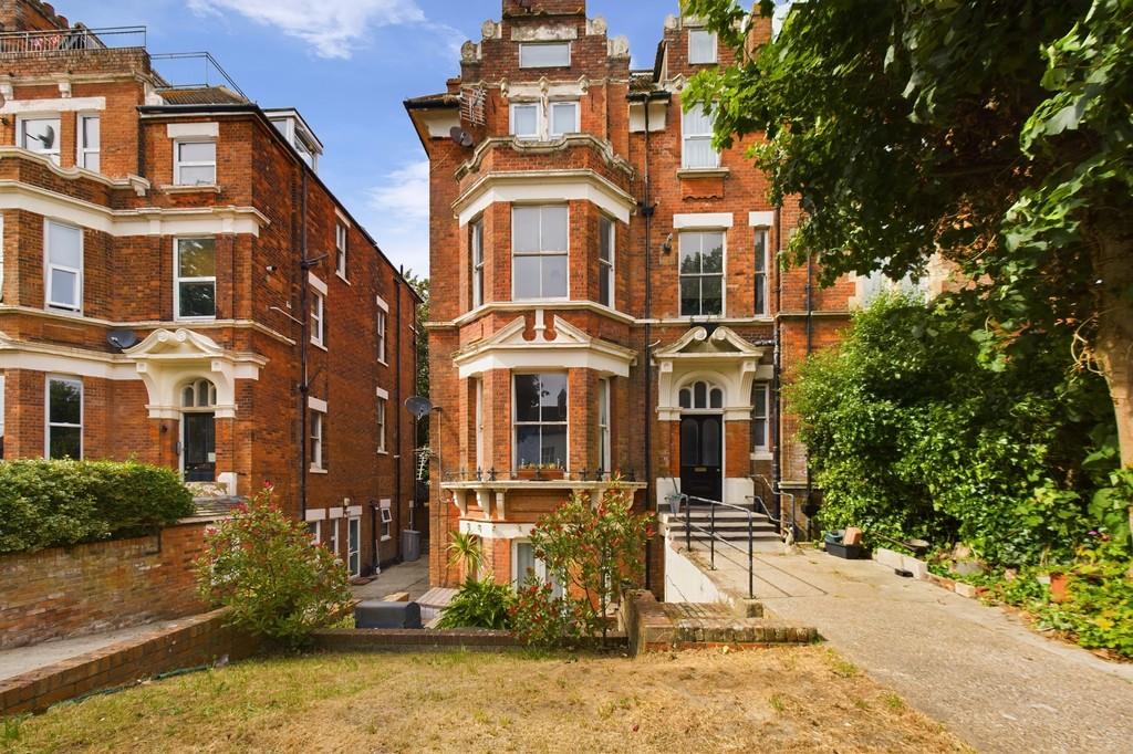 Shorncliffe Road, Folkestone 2 bed apartment - £1,250 pcm (£288 pw)
