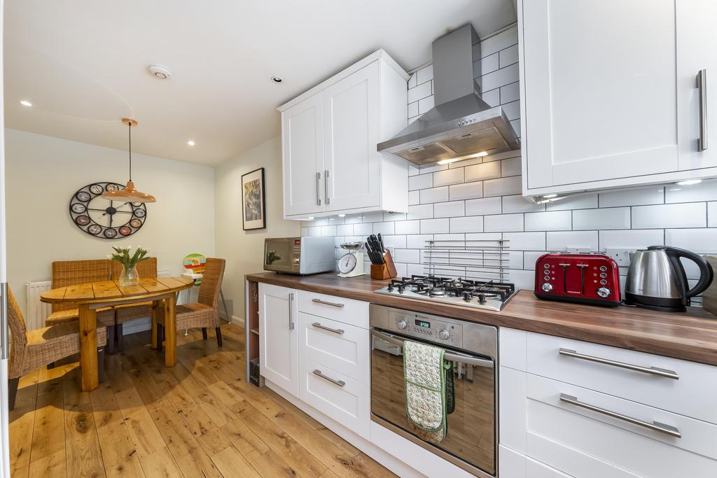 Manor Vale, TW8 2 bed maisonette - £1,900 pcm (£438 pw)