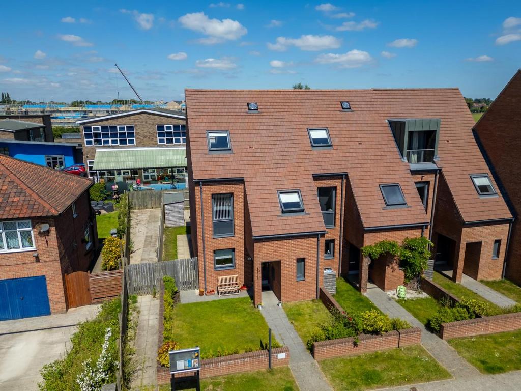 Derwent Way, York 3 bed townhouse - £385,000