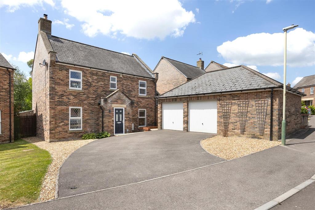 Lacock Gardens, Hilperton 4 bed detached house for sale - £475,000