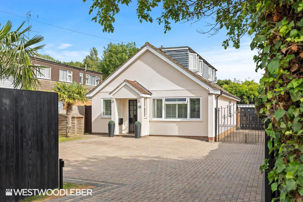 Hoe Lane, Waltham Abbey EN9 4 bed detached house - £675,000