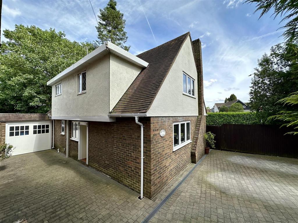 Hall Lane, Shenfield, Brentwood 4 bed detached house - £800,000
