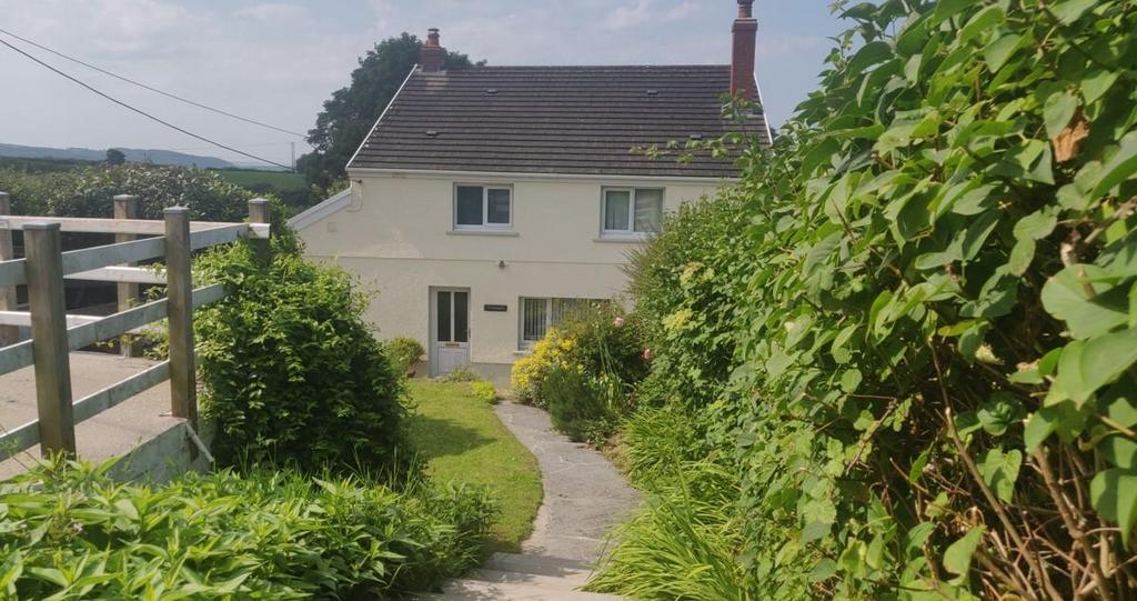 Meinciau Road, Mynyddygarreg, Kidwelly 3 bed detached house - £335,000