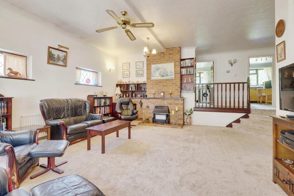 Fairmead Avenue, Benfleet, SS7 4 bed detached house - £675,000