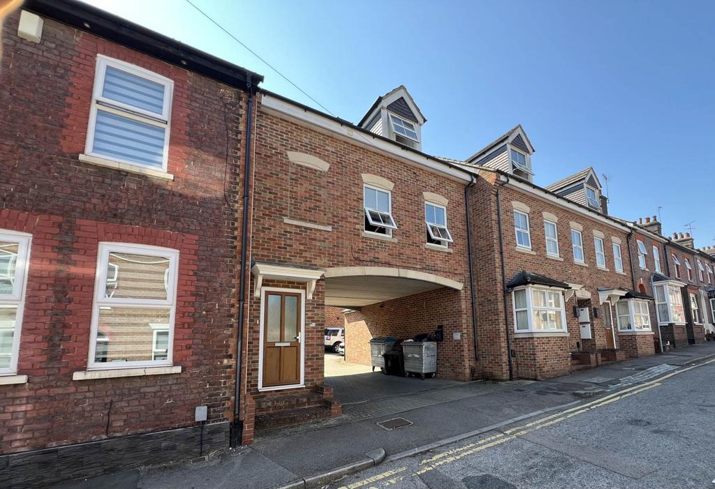 Winfield Street, Dunstable LU6 2 bed house - £1,250 pcm (£288 pw)