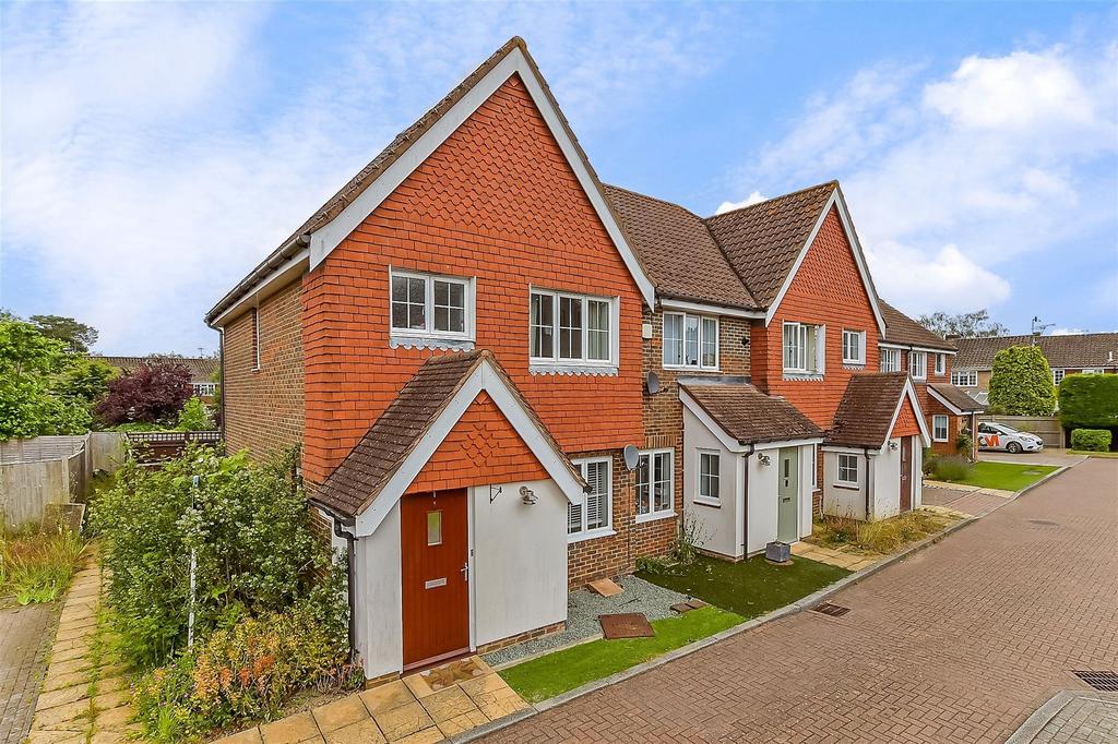 The Tithe, Ifield, Crawley, West Sussex 3 bed end of terrace house - £ ...