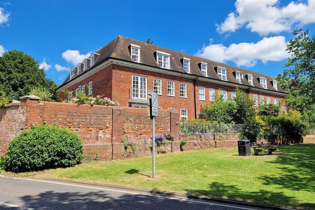 Spriggs Court, Palmers Hill, Epping. 2 bed flat for sale - £359,995