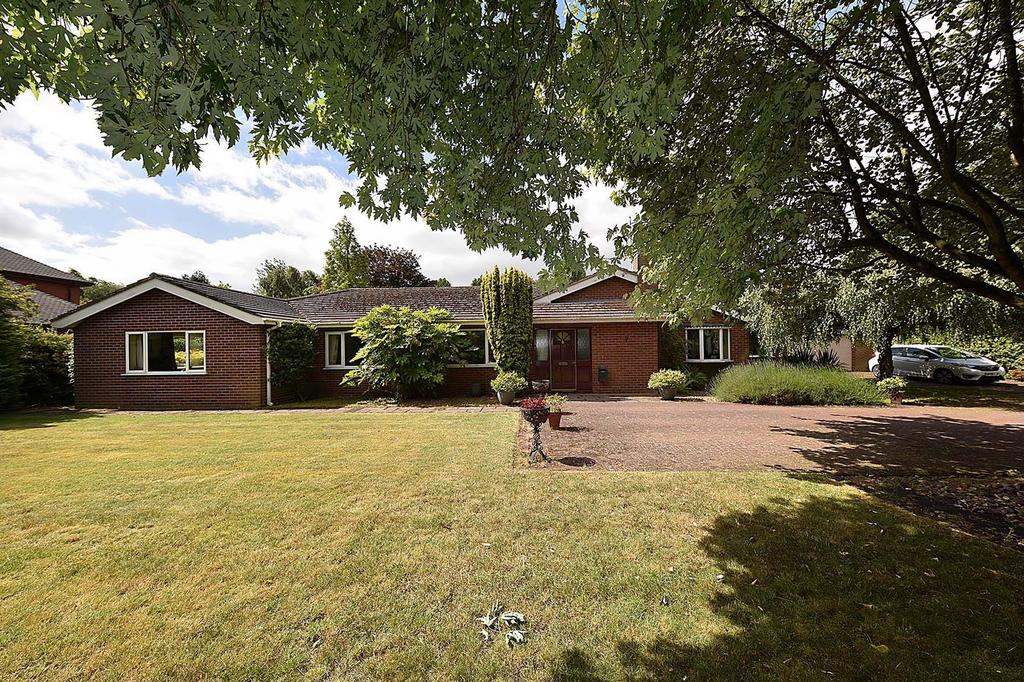 Northwich Road, Cranage, CW4 8HL 5 bed detached bungalow - £950,000