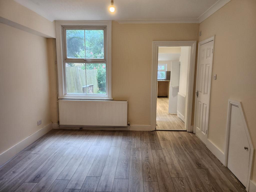 Luton LU2 4 bed terraced house - £1,900 pcm (£438 pw)