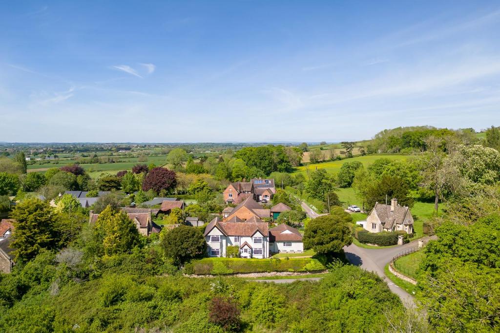 Bredons Norton, Gloucestershire 5 bed detached house - £875,000