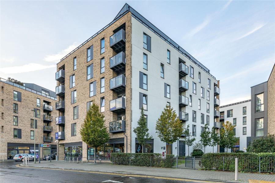 Warlingham House, Addlestone KT15 3 bed apartment - £1,600 pcm (£369 pw)