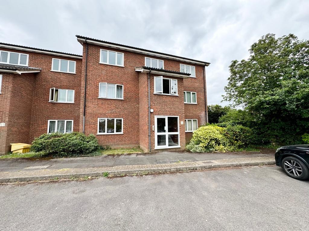 Wesley Drive, Egham, Surrey, TW20 1 bed apartment - £1,250 pcm (£288 pw)
