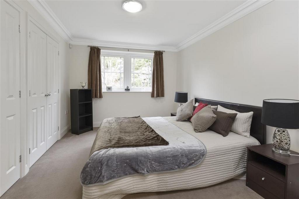 Lakewood, Portsmouth Road, Cobham... 2 bed flat - £2,350 pcm (£542 pw)
