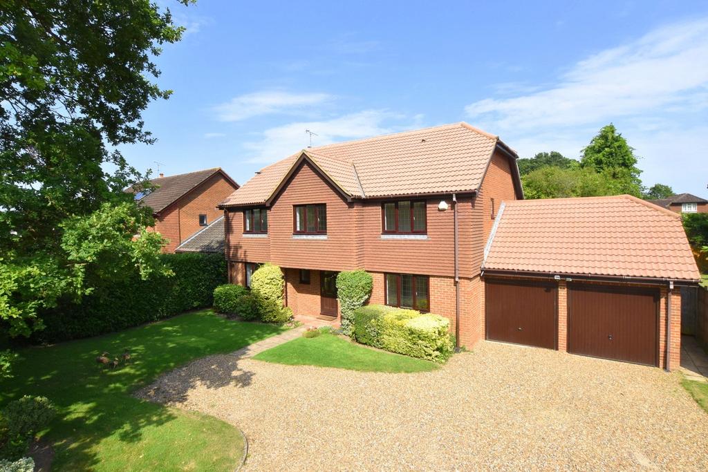 Berrington Drive, East Horsley, KT24 5 bed detached house for sale - £ ...