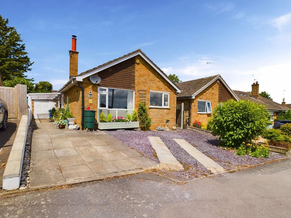 Simons Walk, Pattishall, NN12 2 bed detached bungalow - £285,000