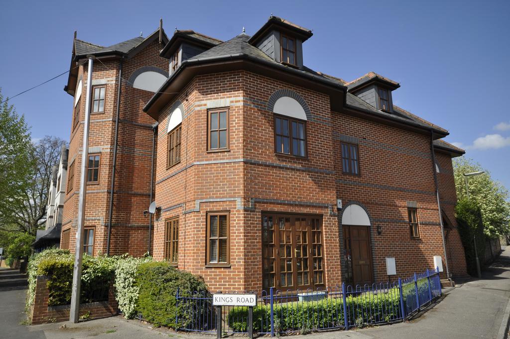 Kings Road, Farncombe, Godalming... 2 bed apartment to rent - £1,350 ...