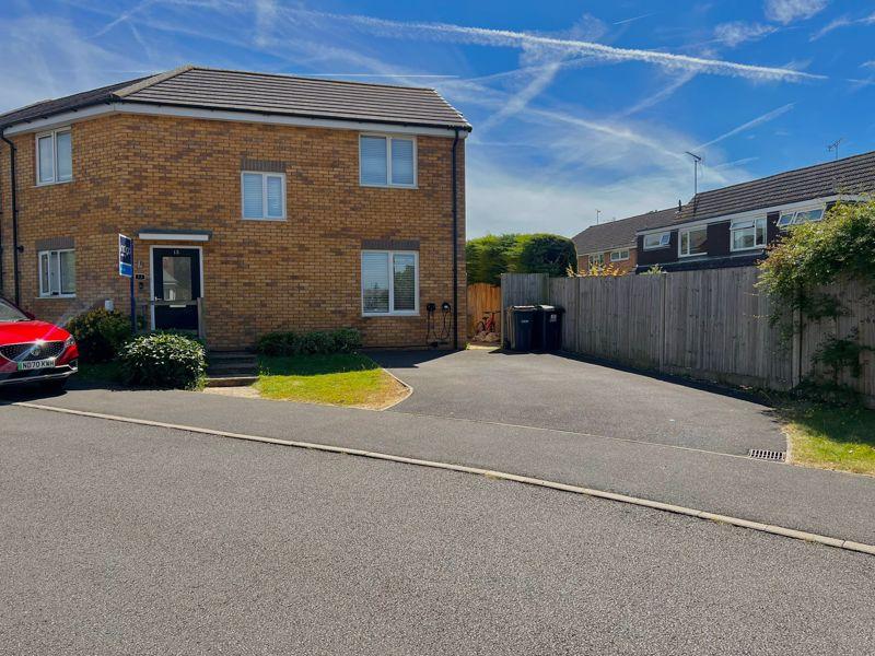 Dray Gardens, Warden Hills, Luton 3 bed semi-detached house - £335,000