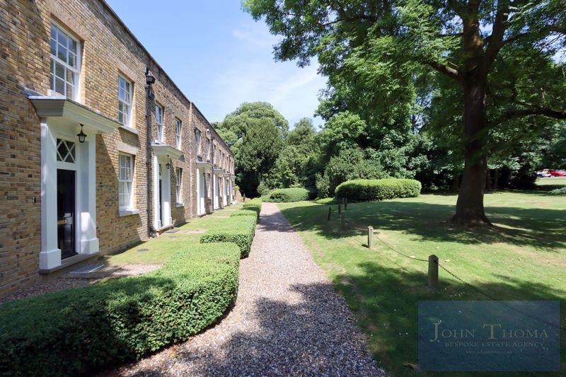 High Road, Chigwell IG7 4 bed terraced house for sale - £800,000