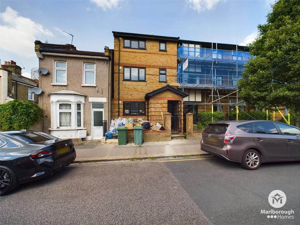 Bryant Street, Stratford, London, E15 2 bed property - £2,200 pcm (£508 pw)