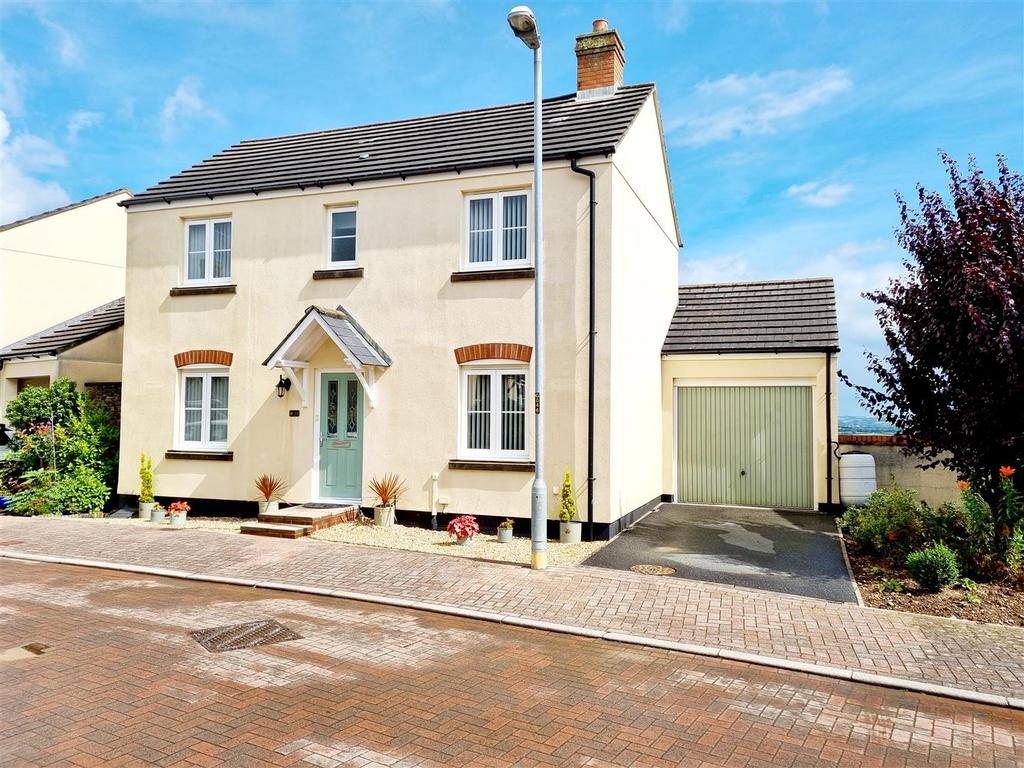 Snowdrop Crescent, Launceston 3 bed detached house - £270,000