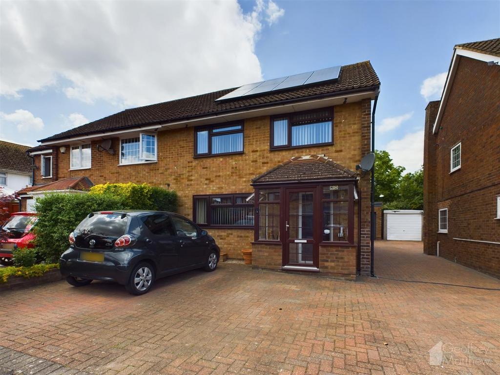 Sakins Croft, Harlow CM18 3 bed semi-detached house - £399,995