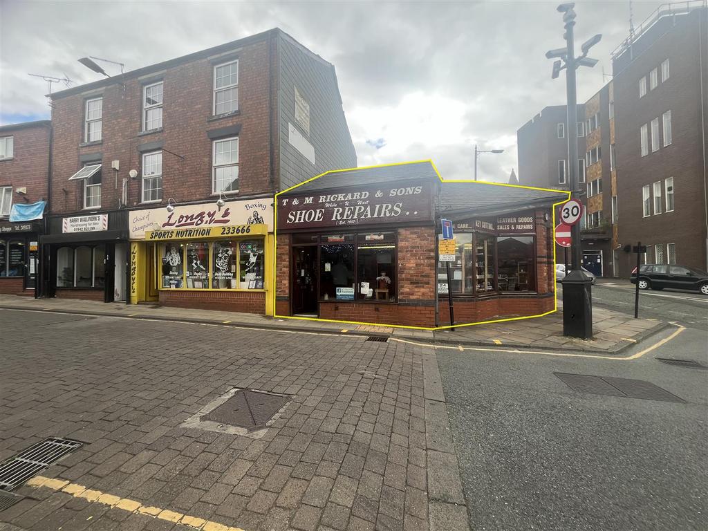 Hallgate, Wigan WN1 Retail property (high street) - £125,000