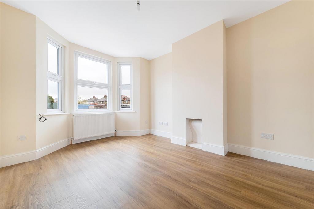 Woodside Road, Sidcup DA15 3 bed terraced house - £2,250 pcm (£519 pw)