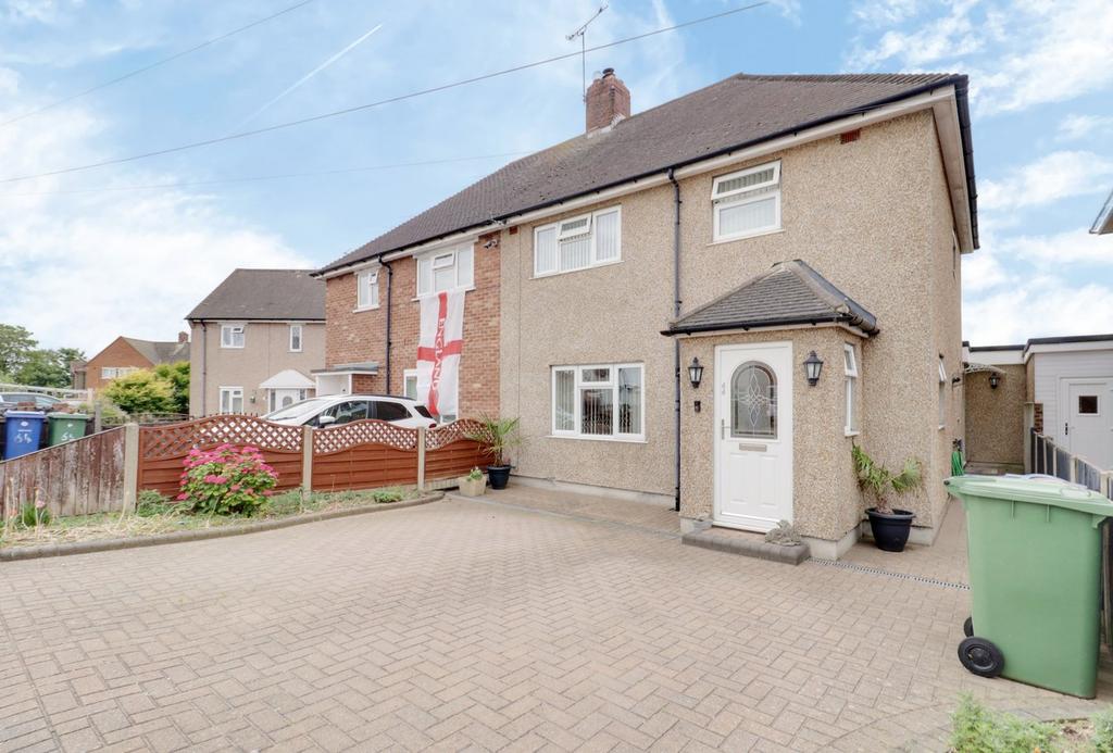Hall Road, Aveley RM15 3 bed semi-detached house - £450,000