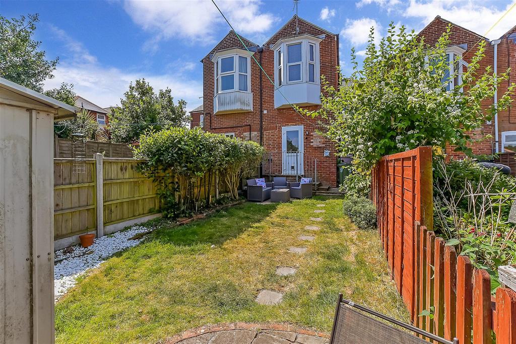 Bellevue Road, Cowes, Isle of Wight 3 bed terraced house - £300,000