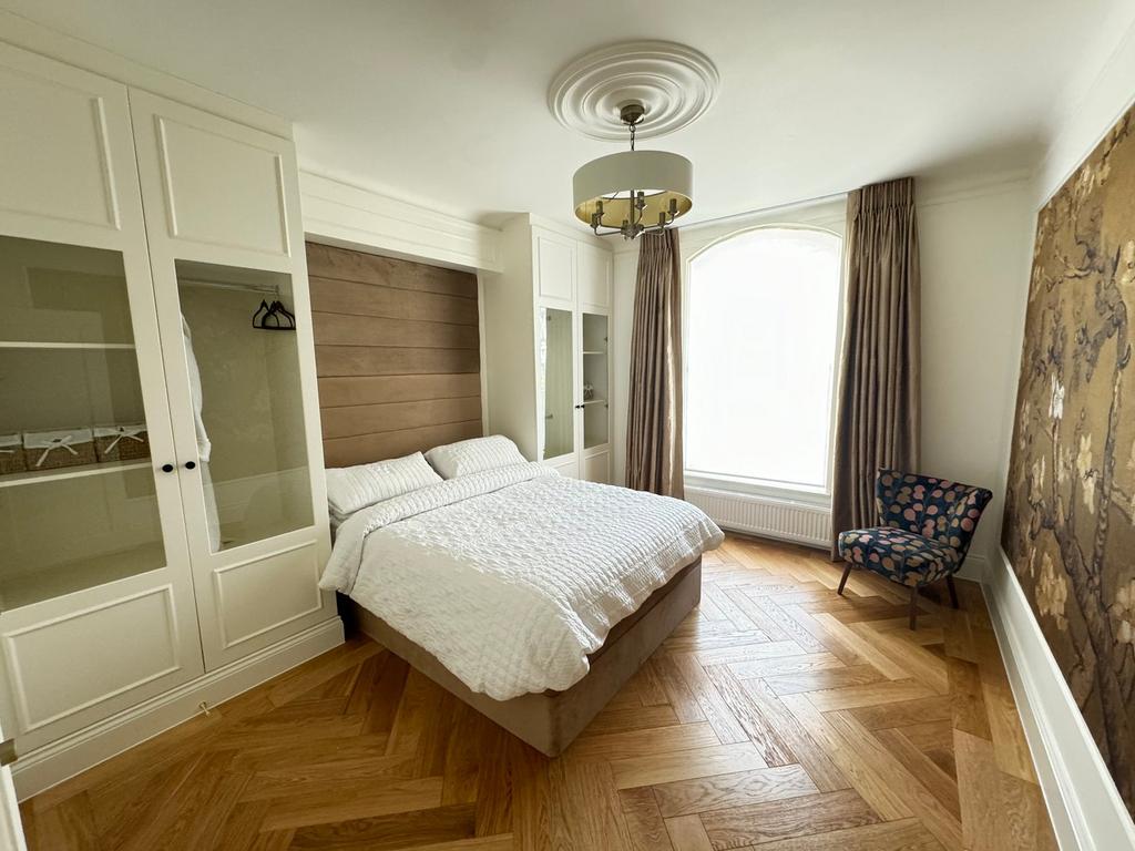 Montrose Court, Temple Fortune... 3 bed flat - £4,700 pcm (£1,085 pw)