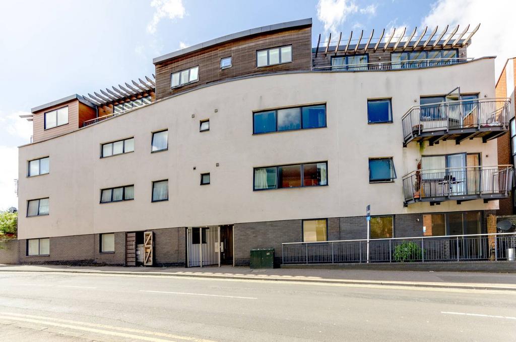 Walnut Tree Close, Guildford, GU1 Studio - £1,350 pcm (£312 pw)