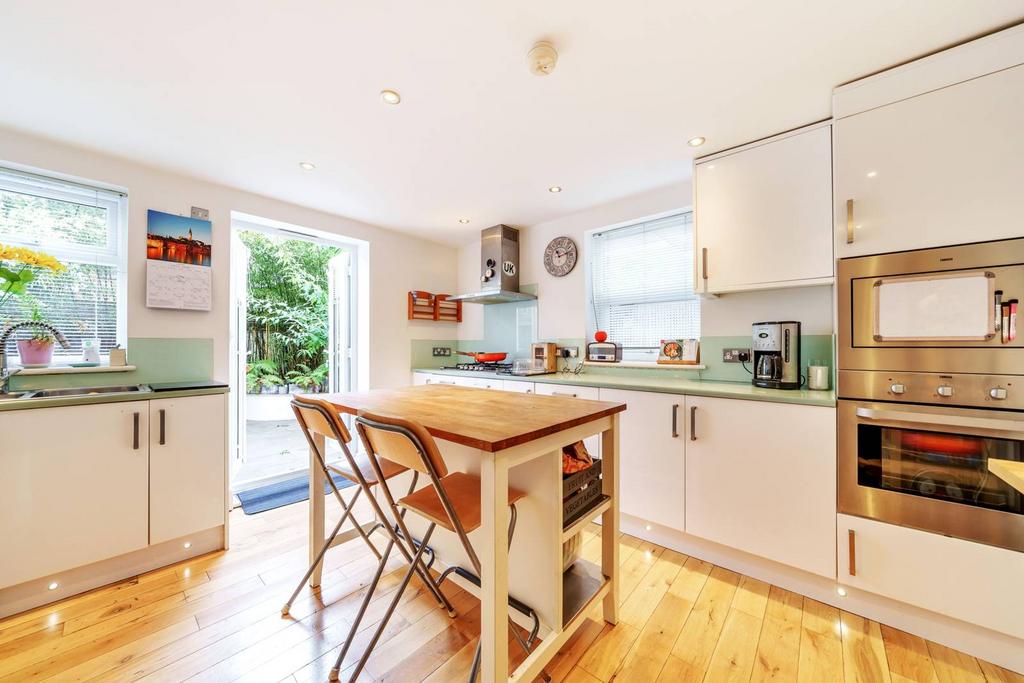 Holbeck Row, Peckham, London, SE15 4 bed house - £4,250 pcm (£981 pw)