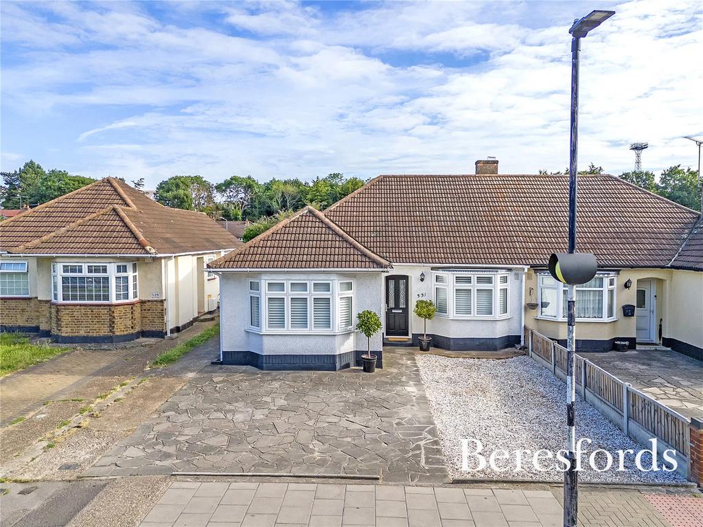 St. Marys Lane, Upminster, RM14 2 bed bungalow for sale - £550,000