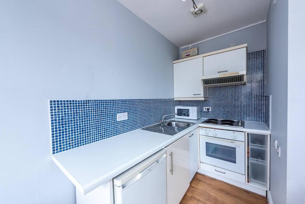 Collingham Place, South Kensington... Studio - £1,842 pcm (£425 pw)
