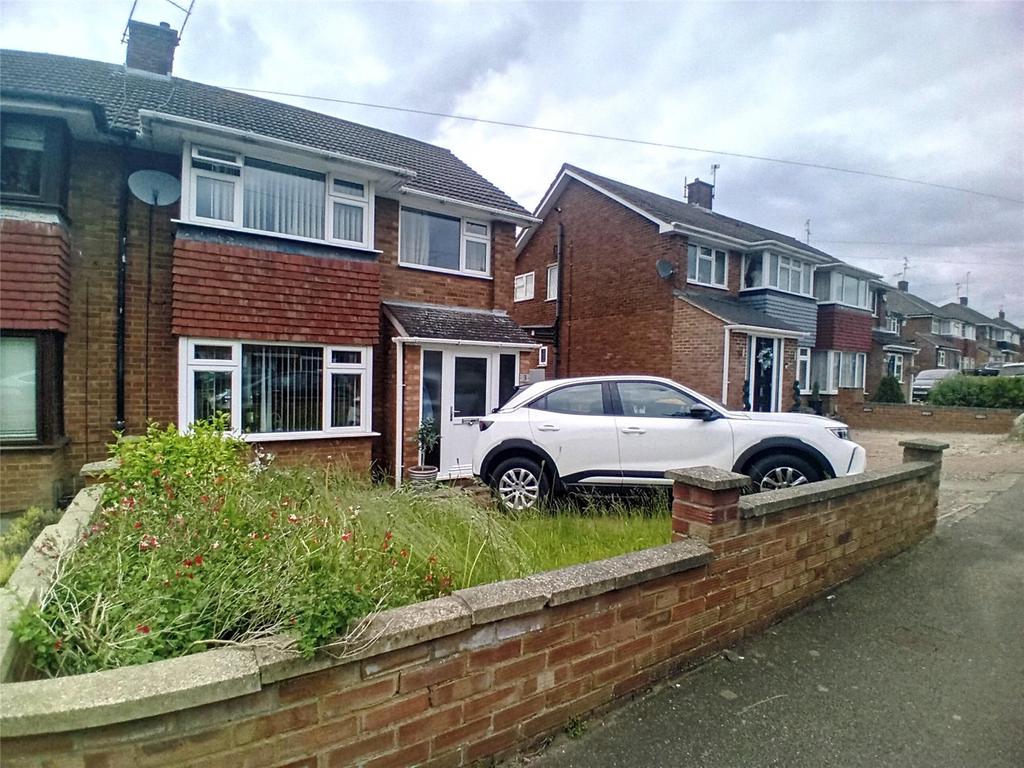 Dunstable LU5 3 bed semi-detached house - £1,600 pcm (£369 pw)