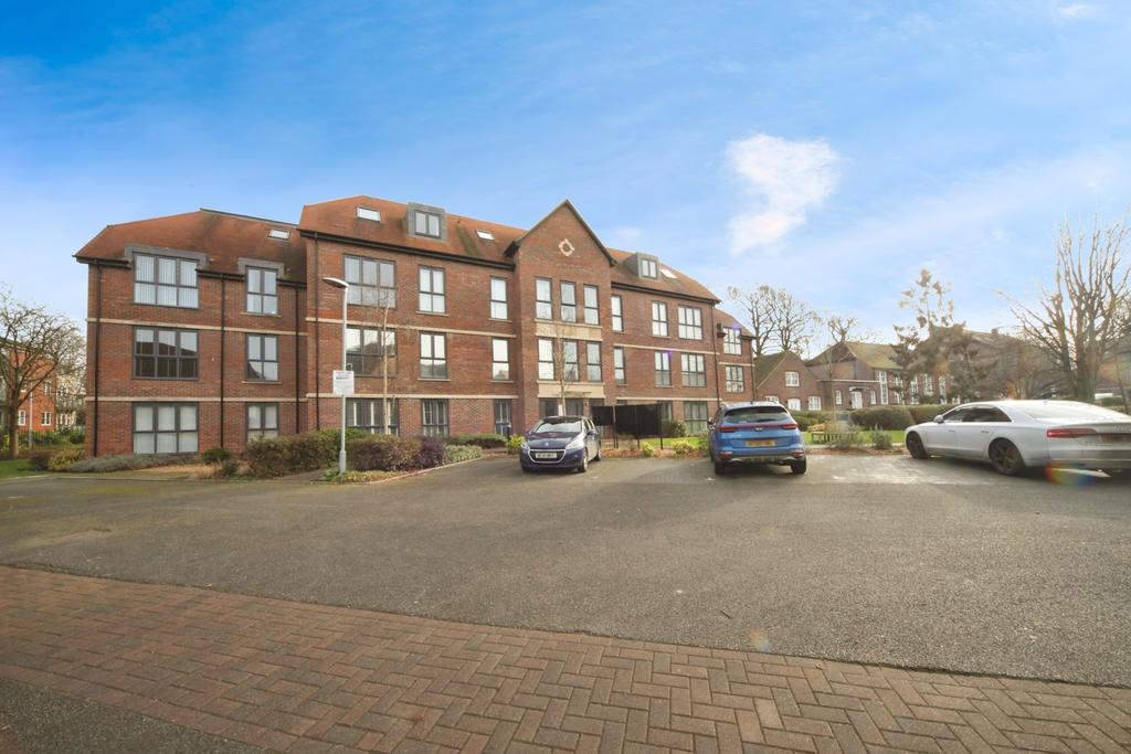 Dunstable LU6 2 bed apartment to rent - £1,400 pcm (£323 pw)