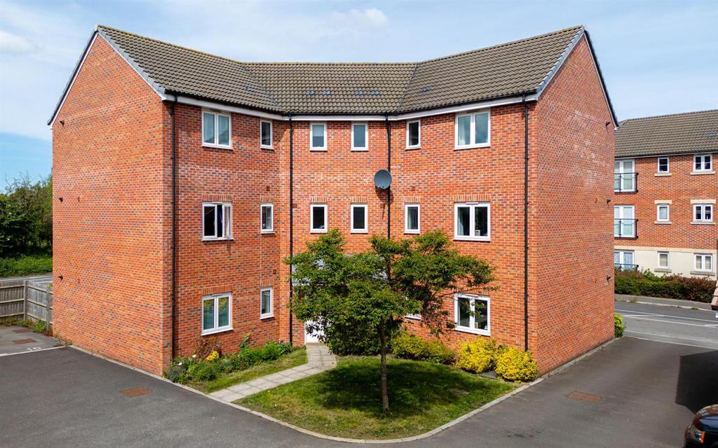 Scholars Way, Melksham SN12 2 bed flat - £165,000