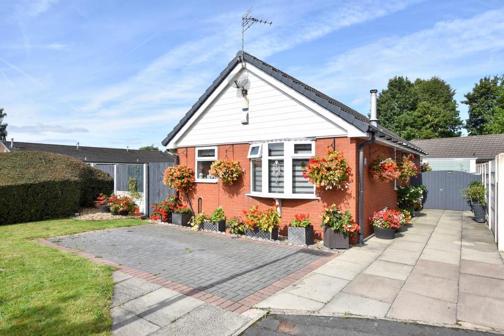 Redburn Close, Poolstock, Wigan, WN3 5BQ 2 bed detached bungalow - £189,995