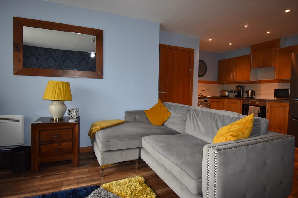 2 Bedroom 1st Floor Flat In Southend 2 Bed Flat £1 200 Pcm £277 Pw