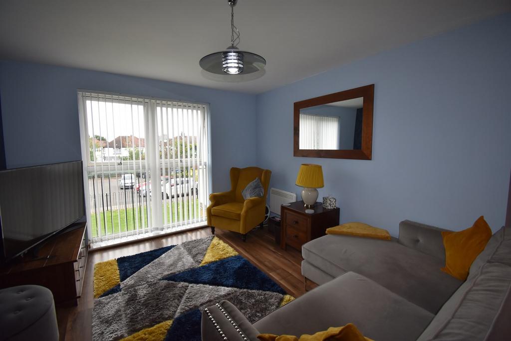 2 Bedroom 1st Floor Flat In Southend 2 Bed Flat £1 200 Pcm £277 Pw