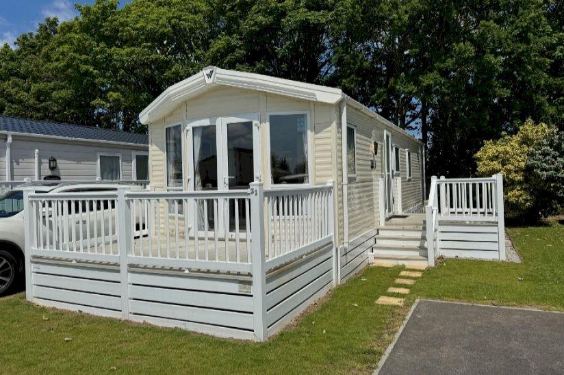 Solent Breezes Holiday Park... 2 bed static caravan - £59,995