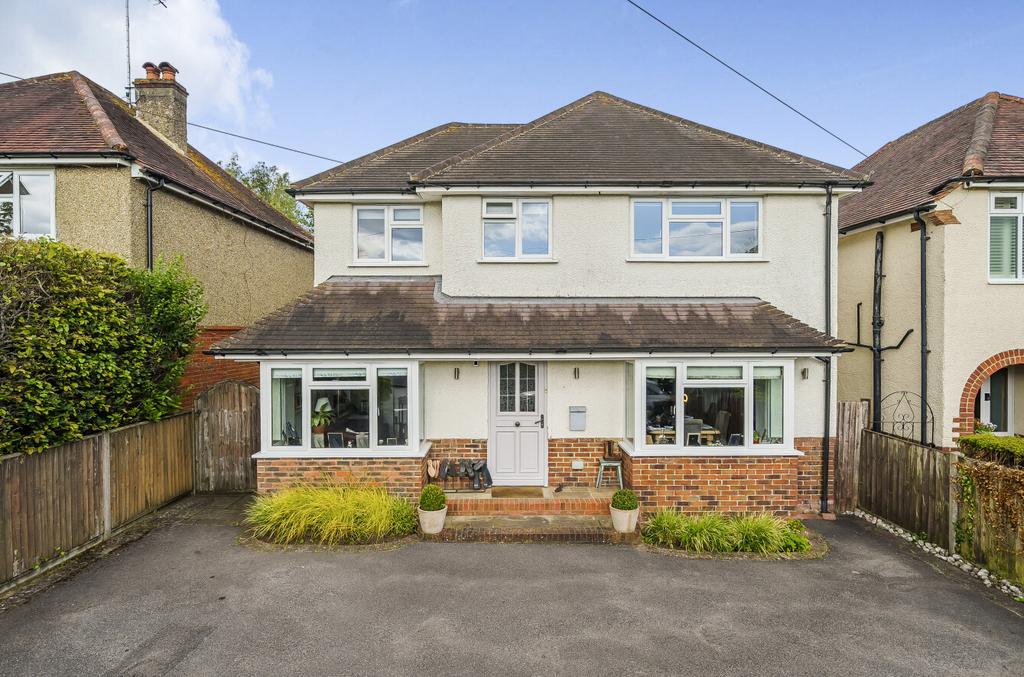 Shortheath Crest, Farnham, Surrey, GU9 4 bed detached house - £1,195,000